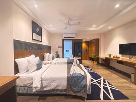 Quarto club | Roupas de cama premium, frigobar, escrivaninha