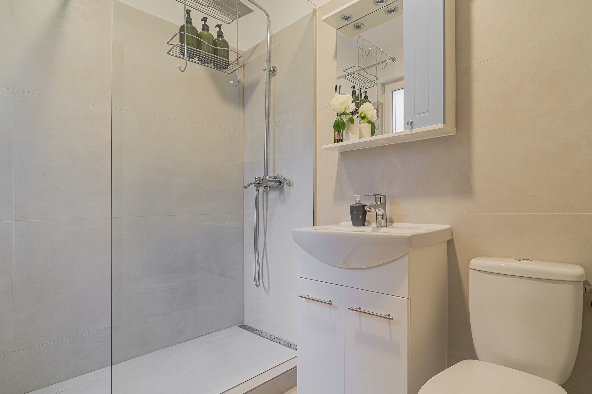 Apartamento conforto, 2 quartos, sacada, vista para a cidade | Banheiro