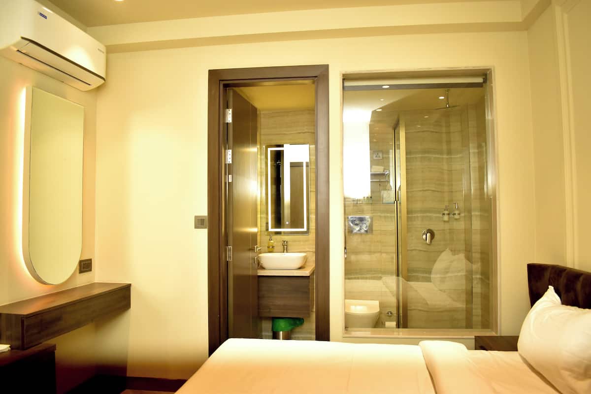 Quarto casal luxo | Banheiro | Chuveiro, chuveiro com efeito de chuva, produtos de toalete grátis