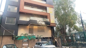 Um hotel com fachada moderna, várias varandas e uma placa indicando que é um estabelecimento Cullingan.