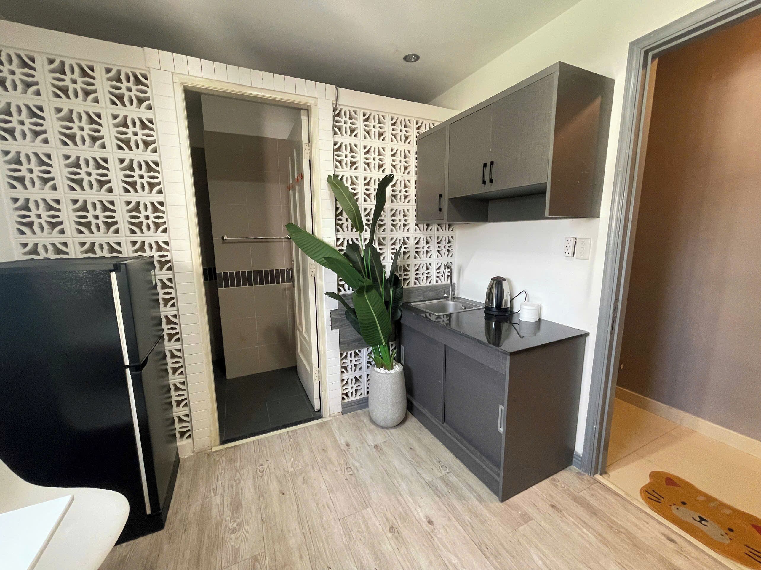 Quarto casal conforto, cozinha americana, vista para a cidade | Cozinha privada | Geladeira, micro-ondas, chaleira elétrica