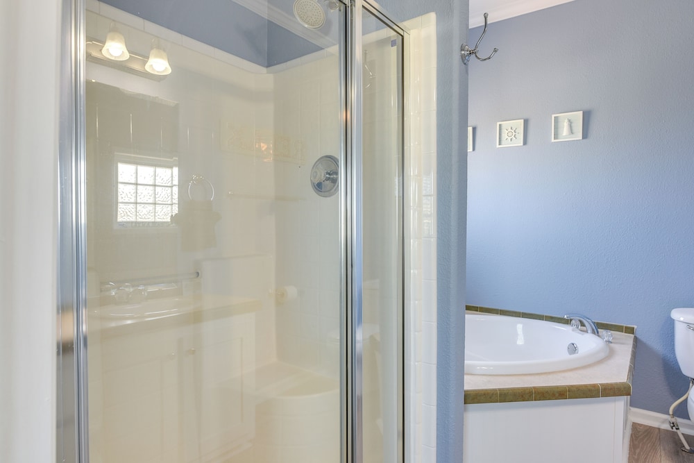 Hot Tub, Patio & Deck: Coastal Crystal Beach Home! - Crystal Beach, TX