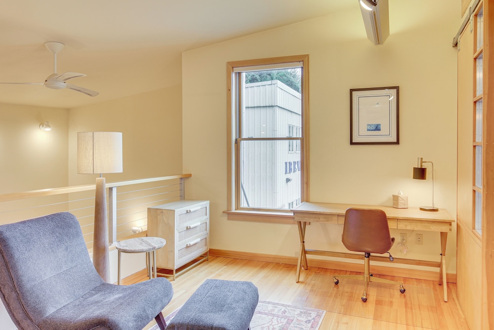 Custom Harborside Loft In The Heart Of Ketchikan - Ketchikan, AK