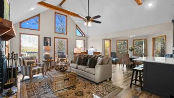 Cabine, 2 quartos | Sala de estar | Smart TV