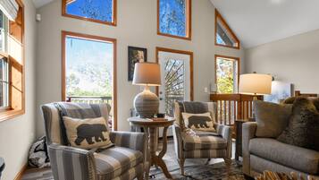 Cabine, 2 quartos | Sala de estar | Smart TV