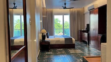 Quarto Duplo Premium, 1 cama de casal, banheira de hidromassagem grande, vista para a piscina | Secretária, ferro/tábua de engomar, Wi-fi grátis