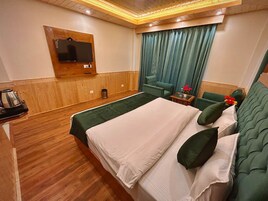 Quarto casal superluxo, sacada, vista para o vale | Quartos à prova de som, ferros/tábuas de passar roupa, Wi-Fi de cortesia