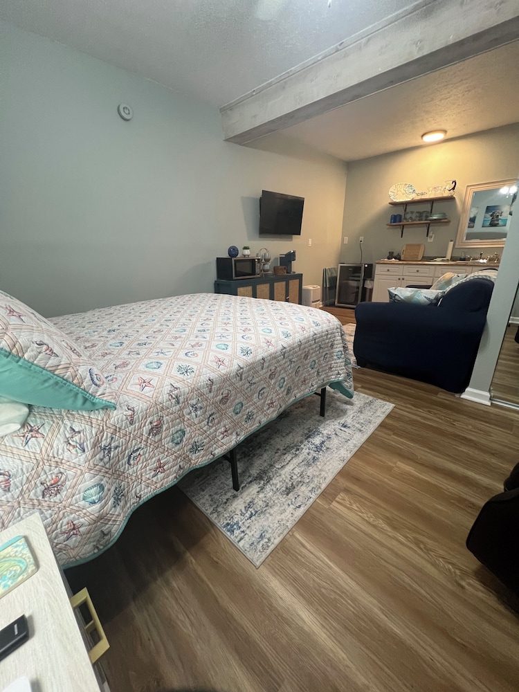 Cozy studio with close beach and onsite dock access on charming Cape ...