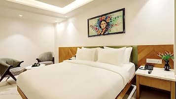 Quarto casal superluxo, vista para a cidade | Área de estar | TV, lareira