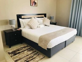 Quarto Standard, vista para o jardim | Cofre no quarto, secretária 