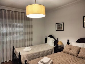 Quarto Triplo Standard, varanda, vista para o jardim | Wi-fi grátis, roupa de cama fornecida