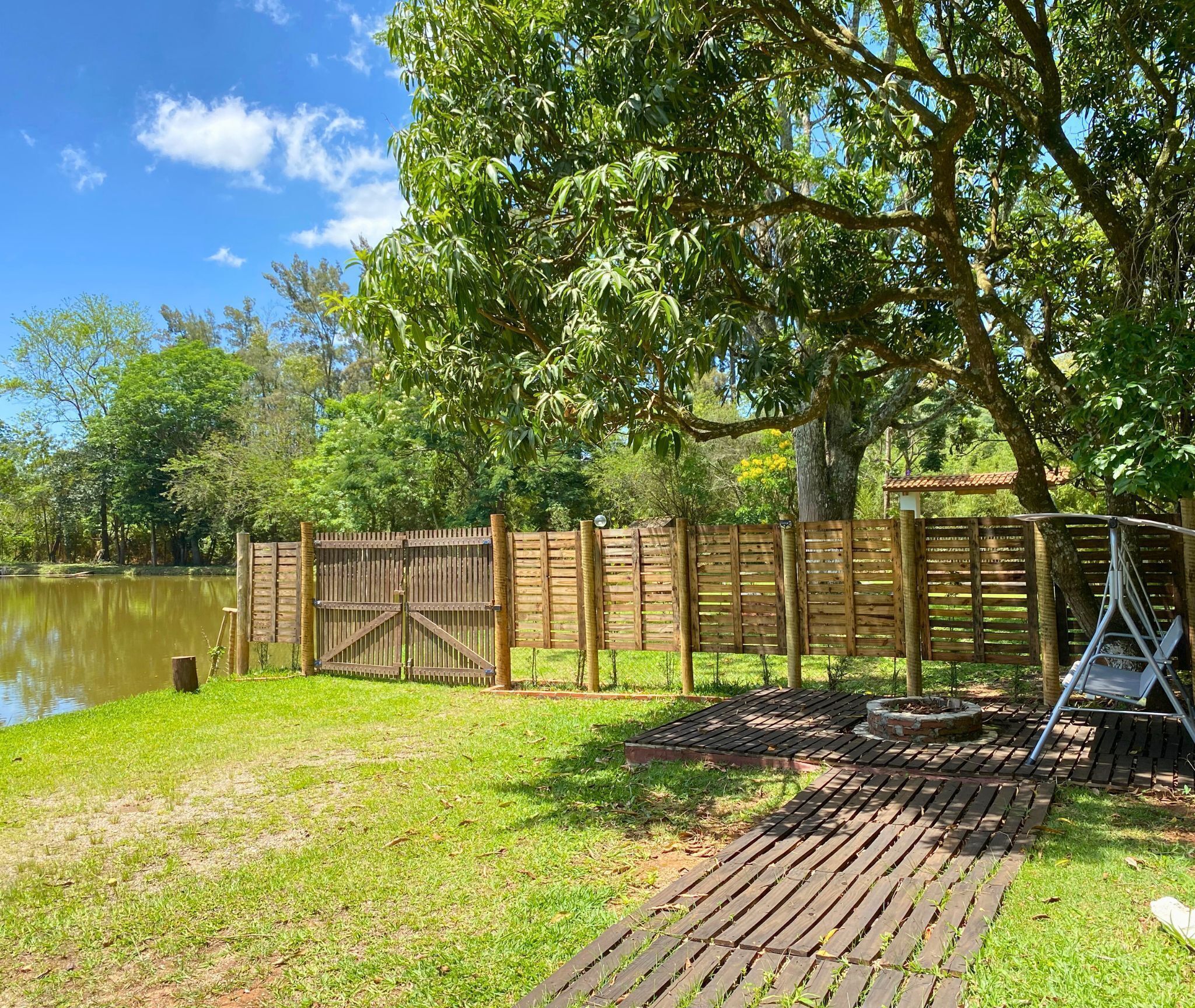 Cabana de Madeira Exclusiva, acesso à piscina, vista para o lago | Terraço/pátio interior