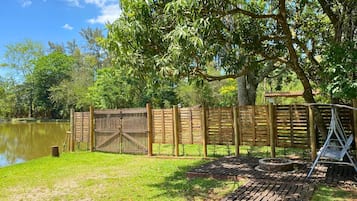 Cabana de Madeira Exclusiva, acesso à piscina, vista para o lago | Terraço/pátio interior