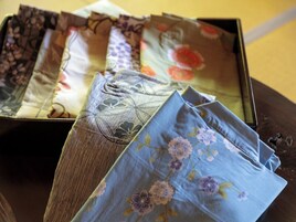 Uma caixa com tecido dobrado e diversos padrões florais.