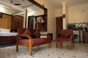 Apartamento luxo, sacada, vista para a piscina | Roupas de cama de algodão egípcio, roupas de cama premium