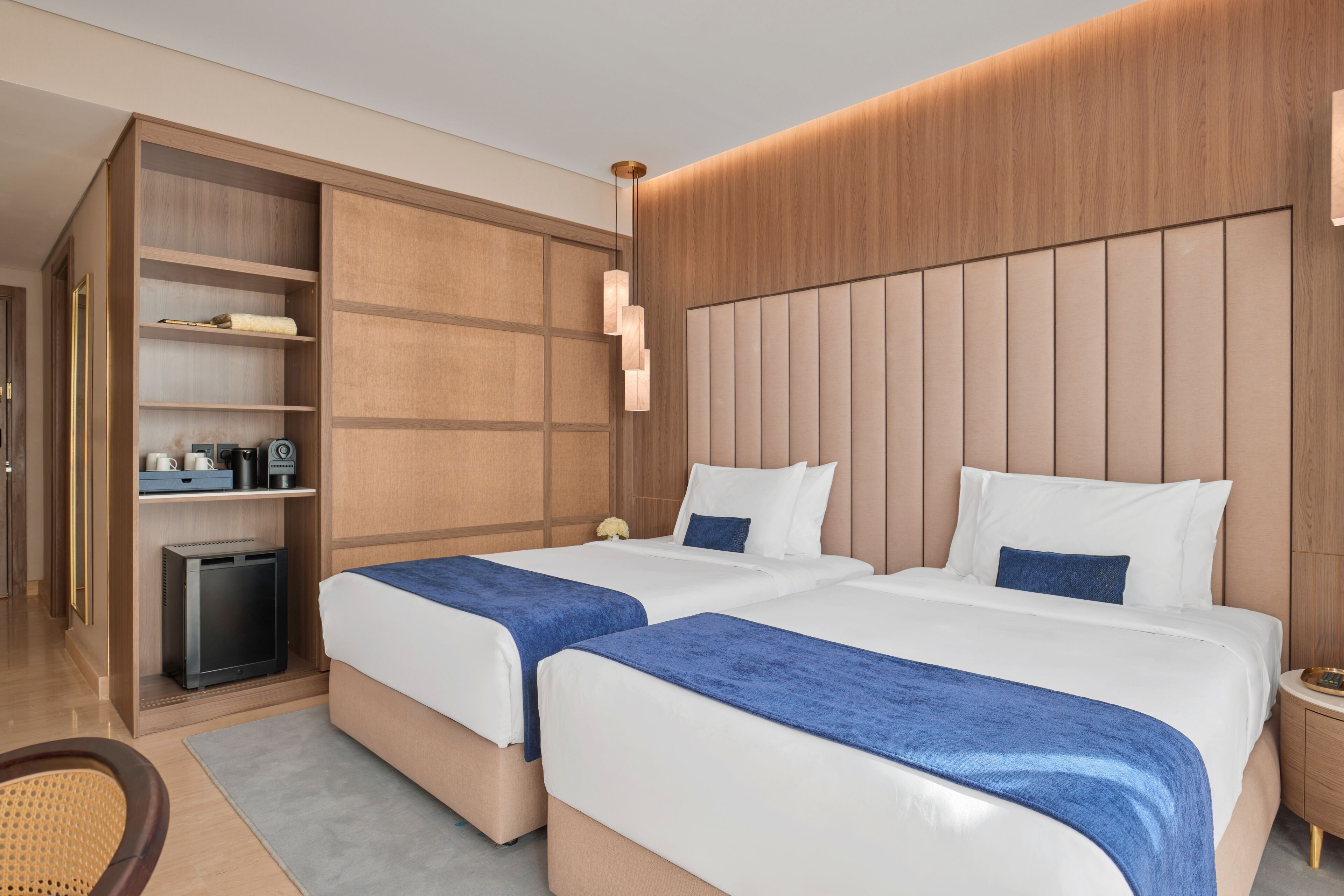 Quarto Twin Deluxe (Club) | Roupa hipoalergénica, minibar grátis, cofre no quarto, secretária 