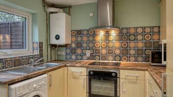 Casa | Cozinha privada | Um frigorífico, um micro-ondas, um forno, uma placa de cozinha