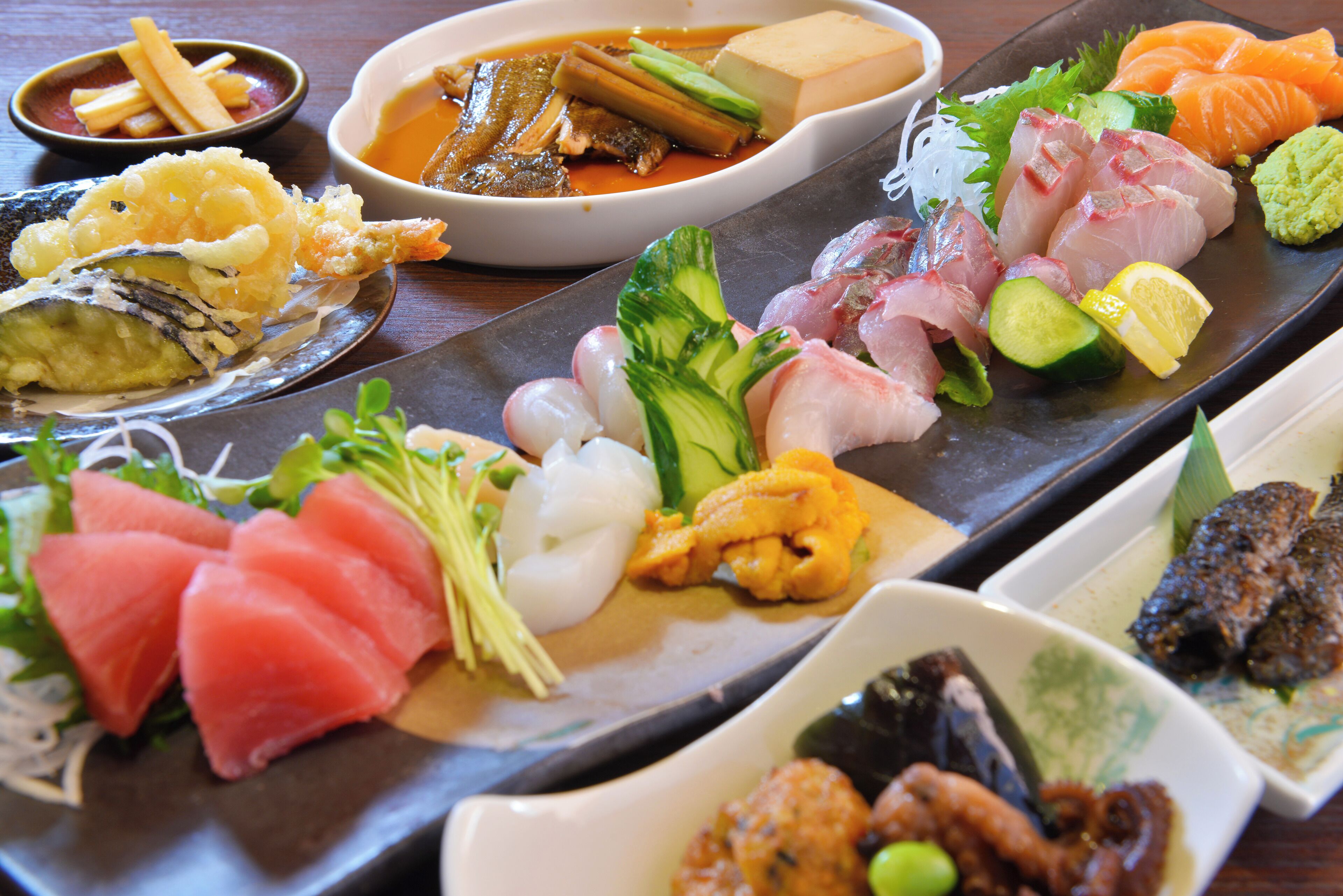 Diversos tipos de sushi em uma bandeja.