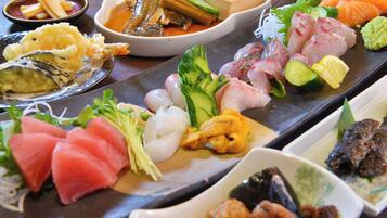 Diversos tipos de sushi em uma bandeja.