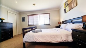 Casa | 4 quartos, secretária, internet de alta velocidade 