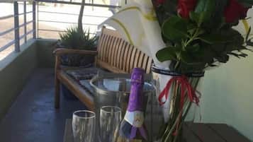 Suíte luxo, 1 cama Queen, cozinha americana, vista para a cidade | Terraço/pátio