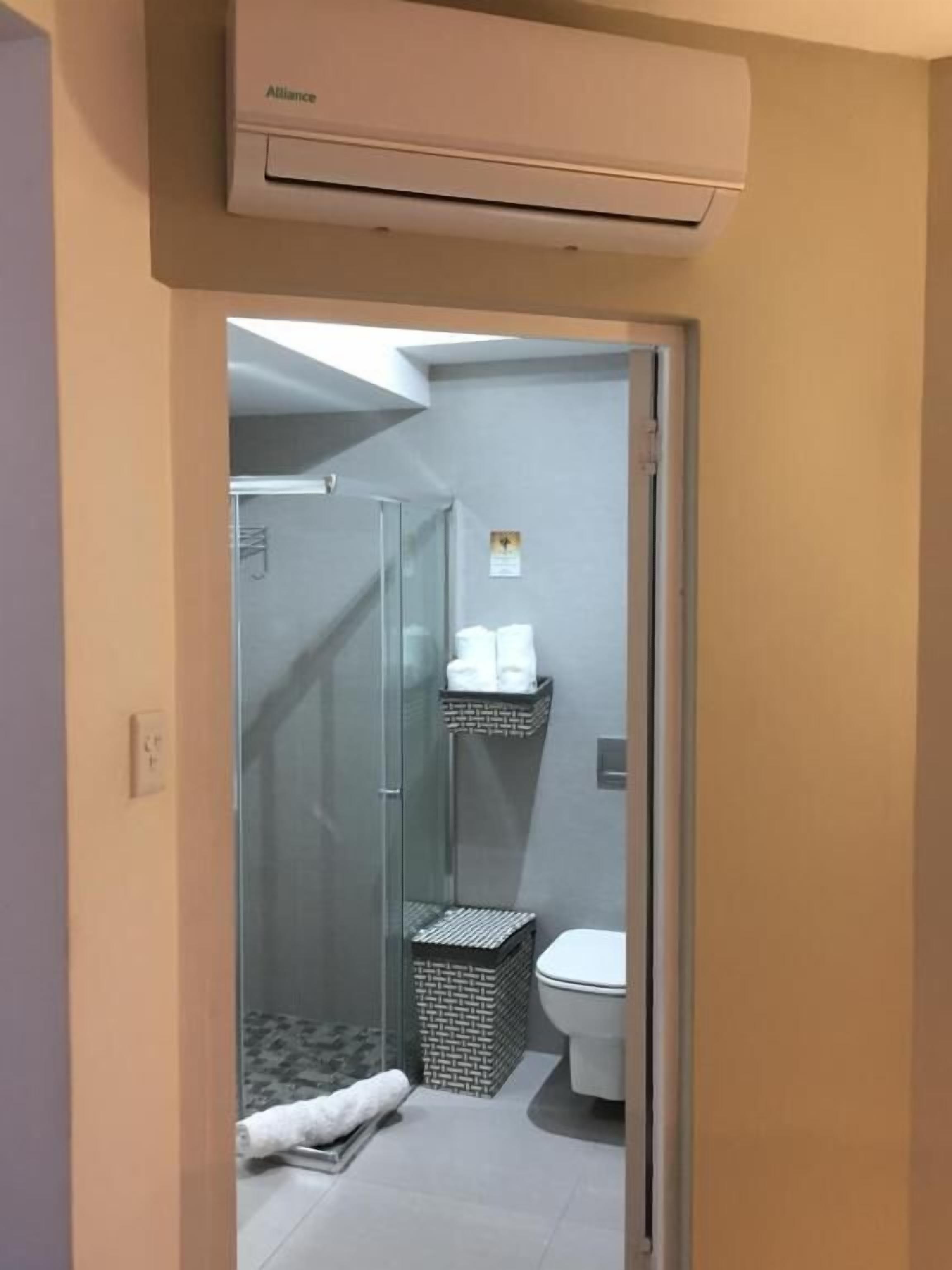 Chuveiro com efeito de chuva, secador de cabelo, sabonete, shampoo
