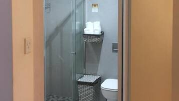 Chuveiro com efeito de chuva, secador de cabelo, sabonete, shampoo