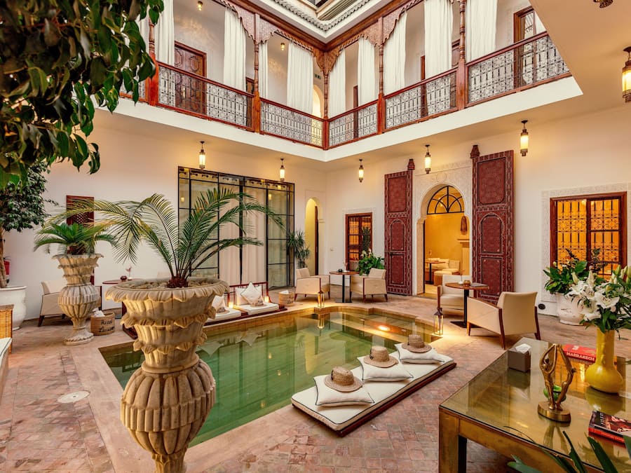 Piscina externa, funciona das 8h às 20h, espreguiçadeiras