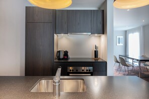Apartamento | Cozinha privada | Um frigorífico/congelador grande, um micro-ondas, um forno 
