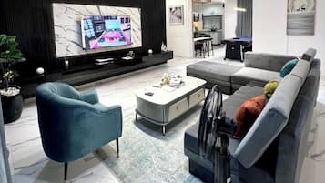 Apartamento Económico, varanda, Vista para a cidade | Sala de estar | TV de ecrã plano