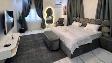 Apartamento Económico, varanda, Vista para a cidade | 2 quartos, secretária, secretária adequada para computadores portáteis