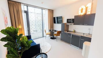 Apartamento, Vista para a cidade | Sala | Televisor de ecrã plano de 25 polegadas com canais por cabo