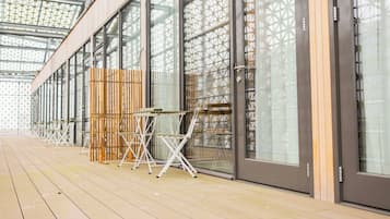 Apartamento, Vista para a cidade | Sala | Televisor de ecrã plano de 25 polegadas com canais por cabo