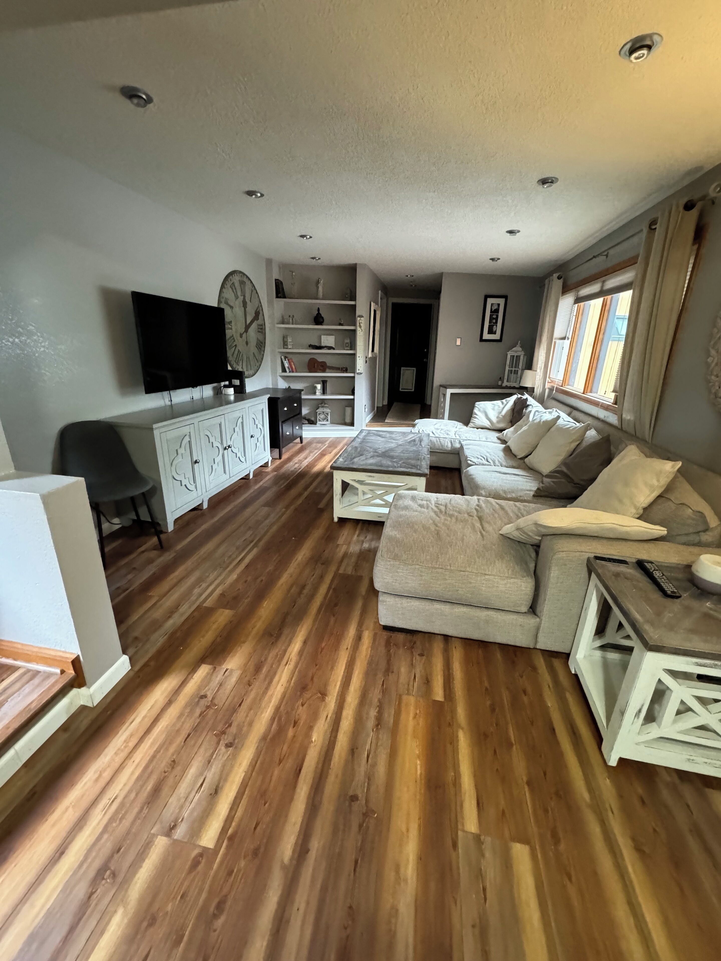 Cozy Hillside Home With A Beautiful Deck, Fire Pit, Sauna & Plenty Of Parking - Anchorage