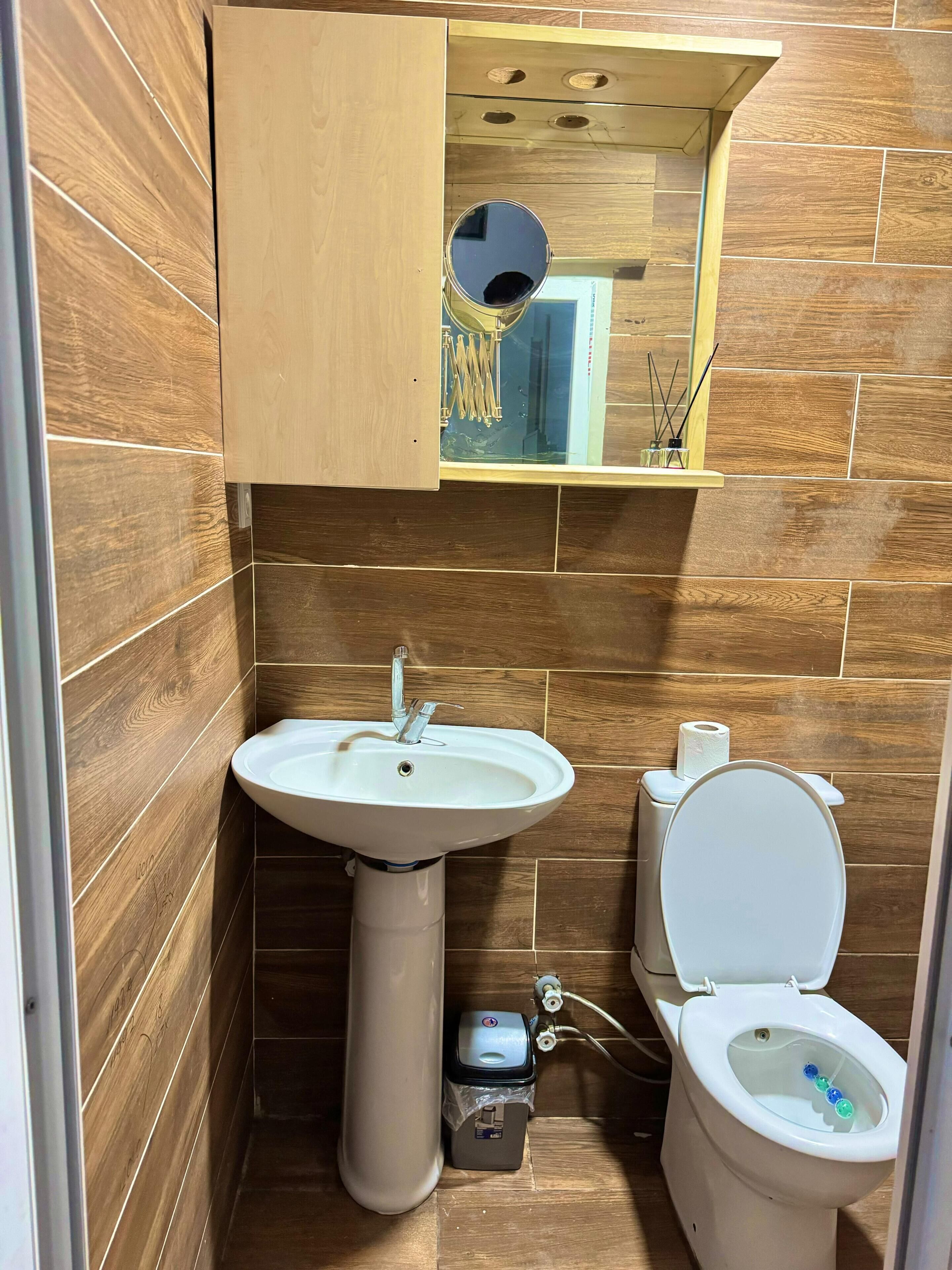 Chuveiro, toalhas de banho, sabonete, shampoo