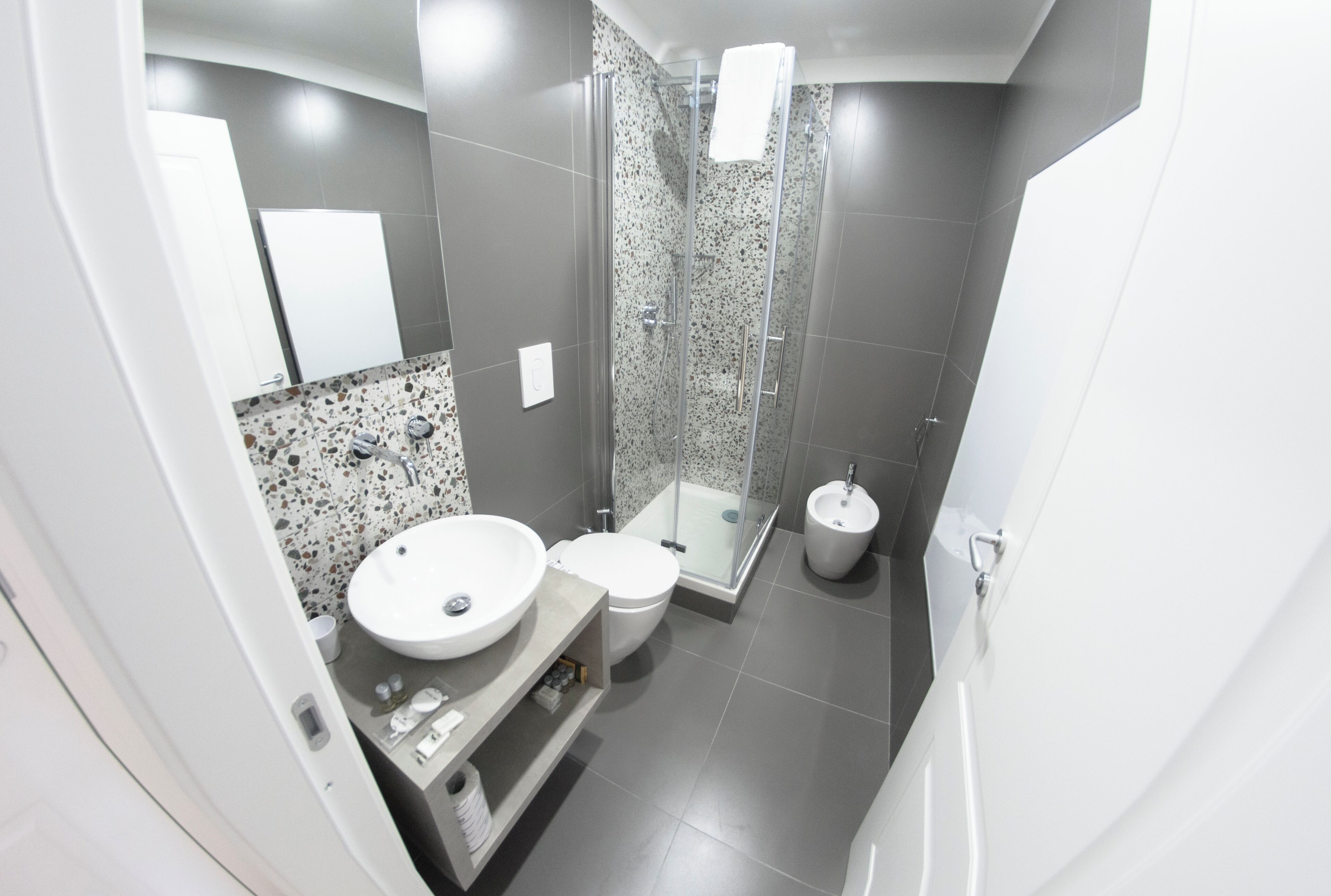 Suite-Estúdio Superior, Vista para a cidade | Casa de banho | Um polibã, um secador de cabelo, um bidé, toalhas fornecidas 