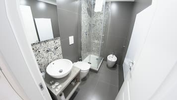 Suite-Estúdio Superior, Vista para a cidade | Casa de banho | Um polibã, um secador de cabelo, um bidé, toalhas fornecidas