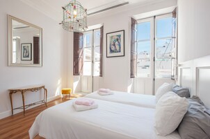 Apartamento Premium, 4 quartos, pátio, vista para o rio | Edredões de penas, camas de colchão viscoelástico, cofre no quarto 