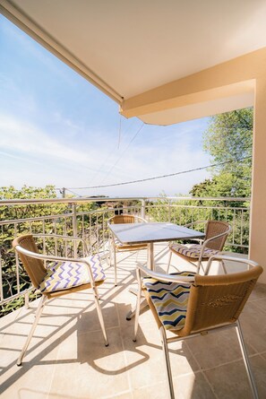 Apartamento conforto, cozinha americana, vista para o mar | Sacada