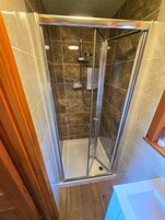Suite Comfort, vista para o lago | Casa de banho | Toalhas fornecidas 
