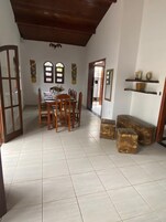 Casa básica, sacada | Área de estar | TV de tela plana