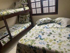 Casa básica, sacada | 4 quartos, Wi-Fi de cortesia