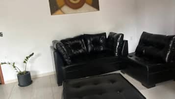 Casa Básica, varanda | Sala de estar | TV de ecrã plano