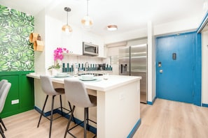 Condo luxo, varanda coberta, vista para o canal | Cozinha privada | Micro-ondas, fogão, cooktop, chaleira elétrica