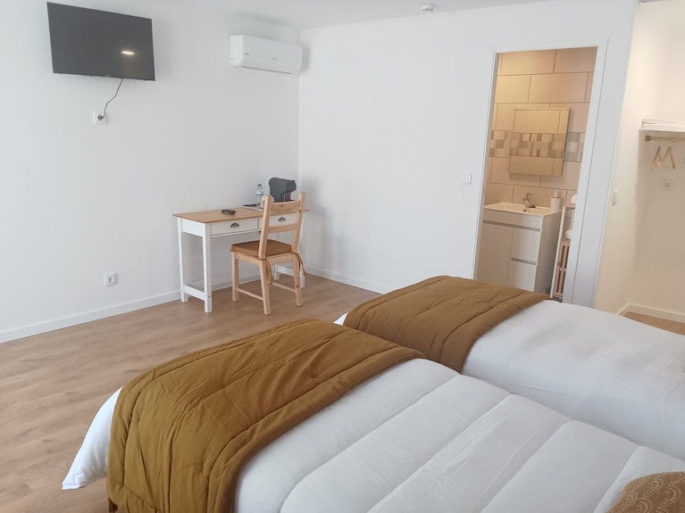 Habitación 'Quarto 1 Piso Superior - Quinta Df' Con Vistas A La Montaña, Wi-fi Y Aire Acondicionado. - Coímbra