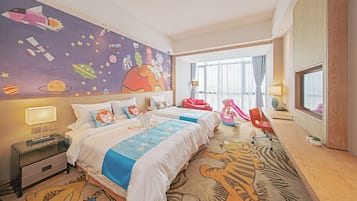 Quarto Triplo Clássico | Secretária, quartos insonorizados, berços/camas para crianças grátis