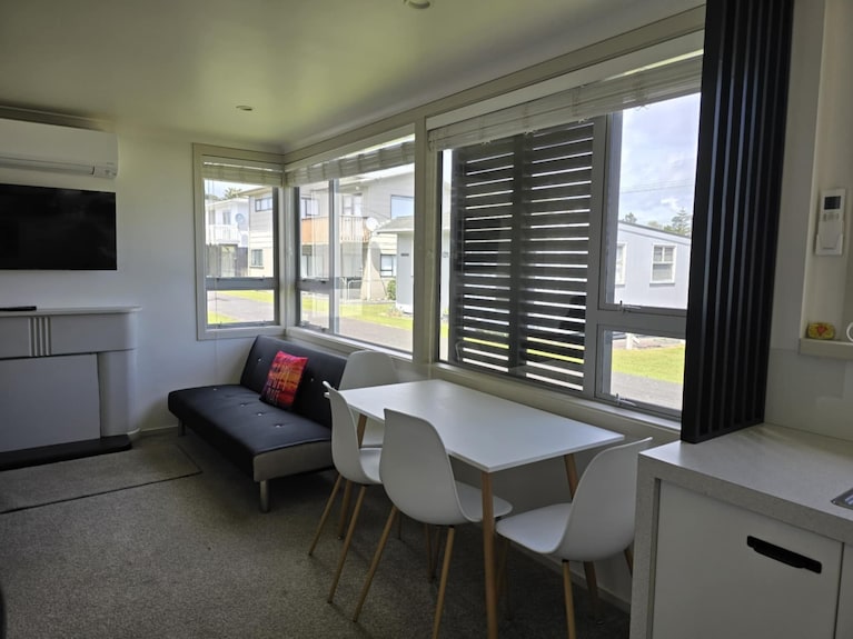 Kainga Tatahi - Modern Urenui Beach Bach - Nueva Zelanda