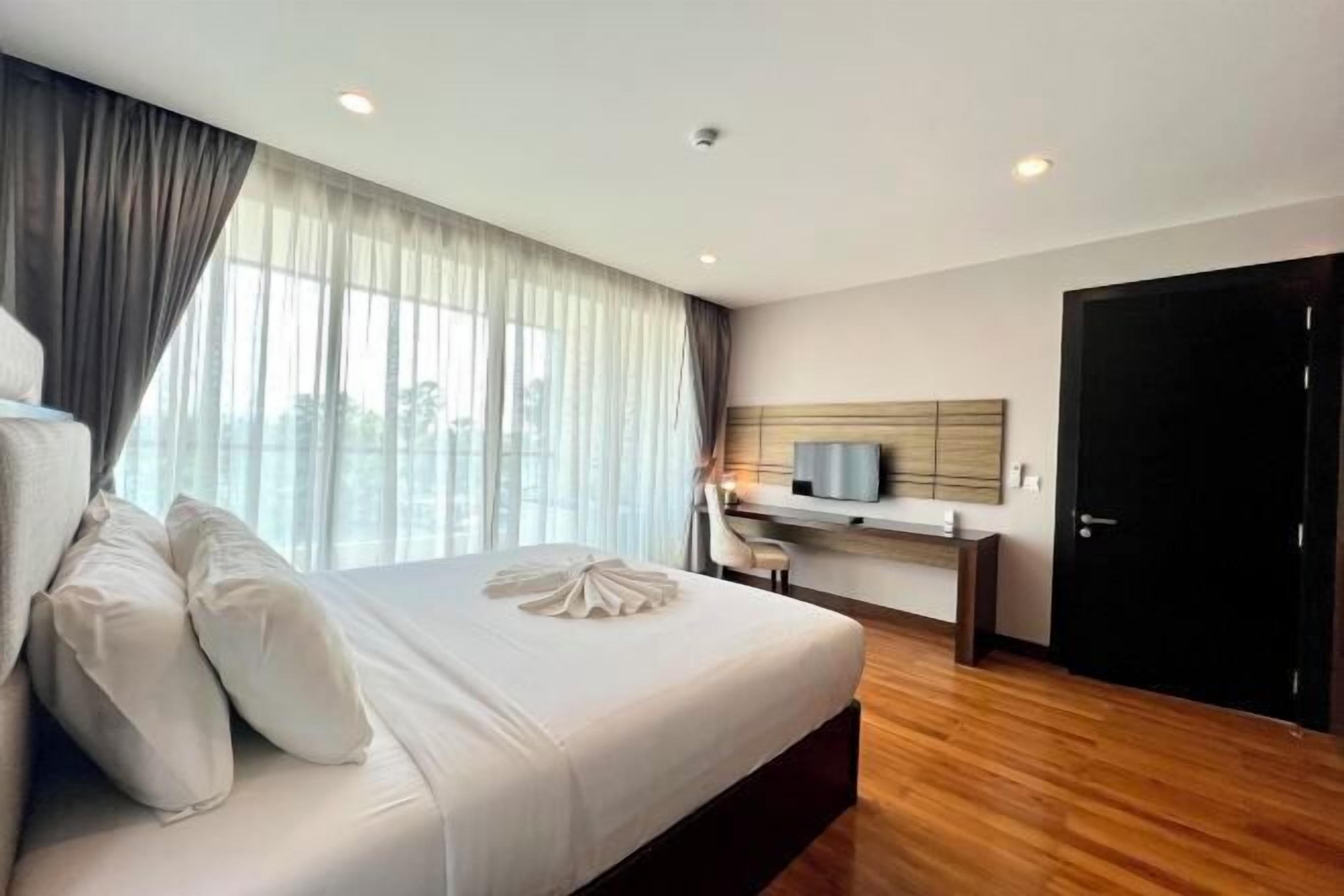 Cofre no quarto, com decoração personalizada 