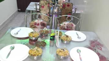 Café da manhã (INR 100 por pessoa)