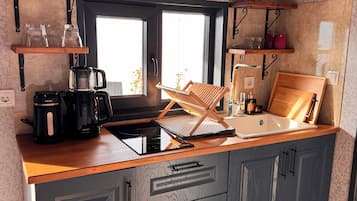 Tiny Home with Classic Loft Bed Lake View | Cozinha privada | Minifrigorífico, uma cafeteira/bule, uma chaleira elétrica
